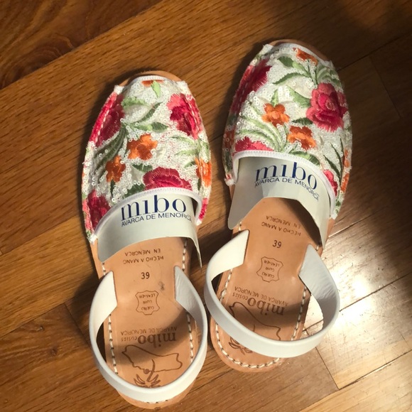 mibo | Shoes | White Floral Mibo Sandals 39 Us 85 | Poshmark